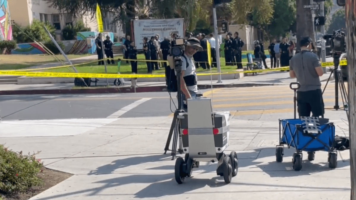 Delivery Robot Forces Itself Through Crime Scene – The Last Driver ...