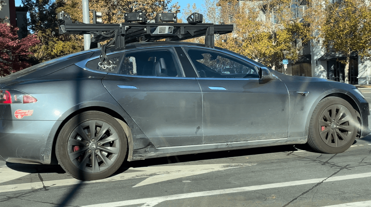 Again Tesla With Lidar Rack Spotted – The Last Driver License Holder…