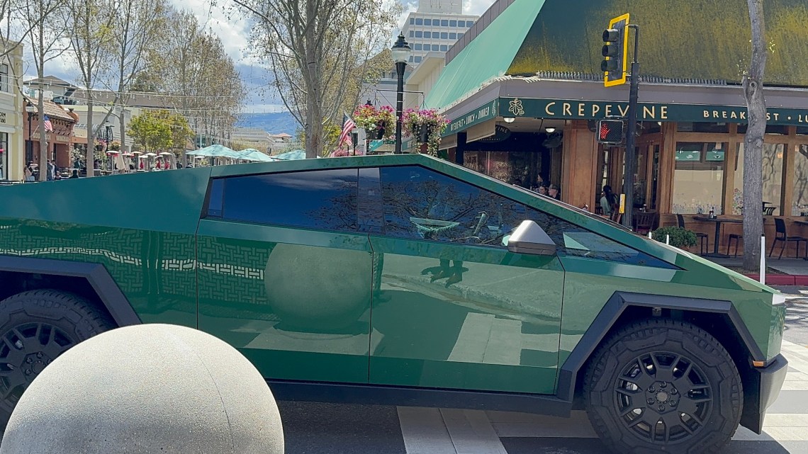 Green Cybertruck Spotted – The Last Driver License Holder…