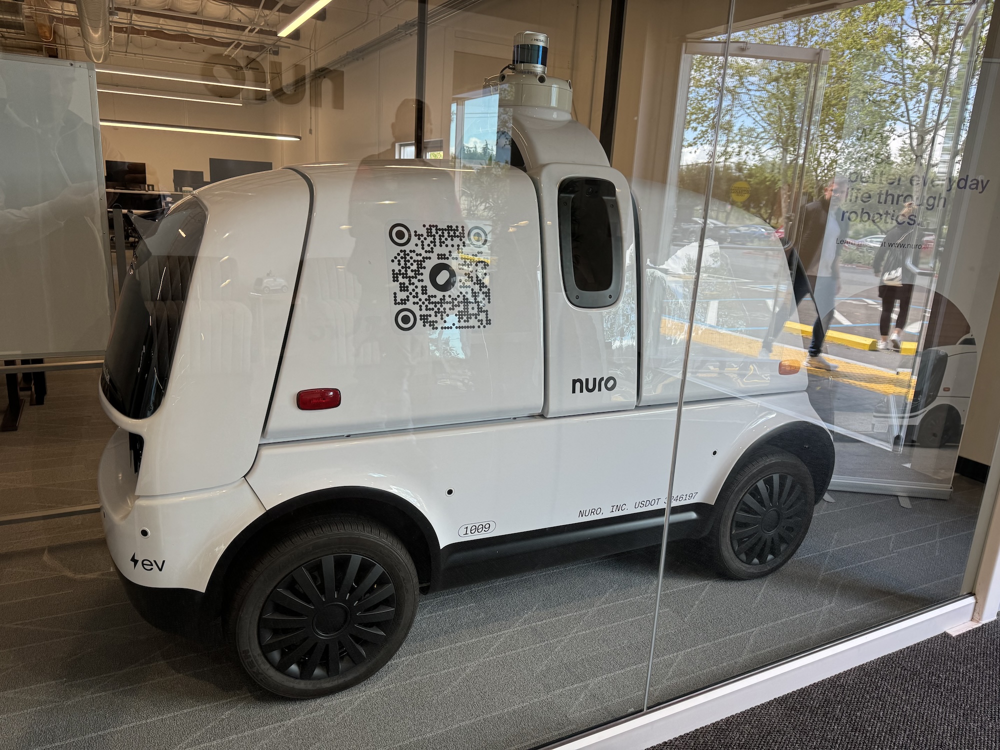 Nuro R3 Delivery Robot from Up Close – The Last Driver License Holder…