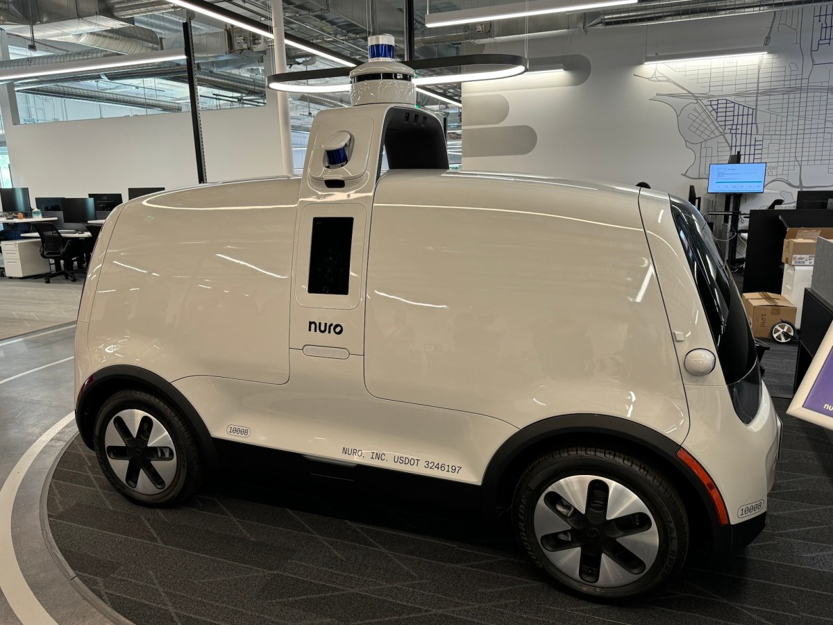 Nuro R3 Delivery Robot from Up Close – The Last Driver License Holder…